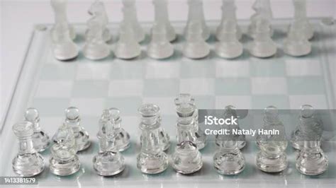 투명한 체스 피겨 시작 위치 반사 체스 보드에 체스 보드 게임 개념에 대한 스톡 사진 및 기타 이미지 개념 개체 그룹
