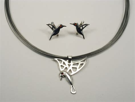 Колие Колибри с гранат Бижутерско ателие за сребърна и златна