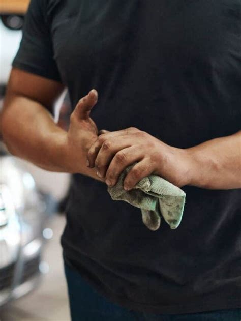 6 Ways To Get Rid Of Gas Smell On Skin