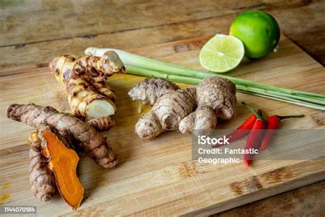 생강 강 황 갈 랑 갈 레몬 그라스 칠 리스 및 라임 등 동남 아시아의 다양 한 향신료를 배치 갈랑갈에 대한 스톡 사진 및 기타 이미지 Istock
