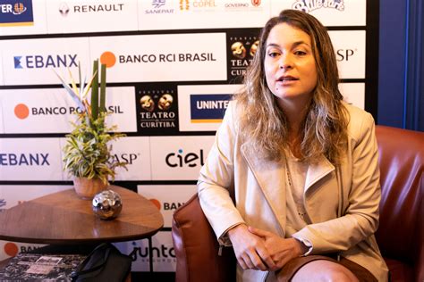 Atriz Cláudia Abreu se apresenta no 28º Festival de Curitiba Imprensa