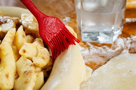 파이 만들기 상단 크러스트 사과 파이의 가장자리에는 물이 뿌려져 있습니다 0명에 대한 스톡 사진 및 기타 이미지 0명 가을 가정 주방 Istock