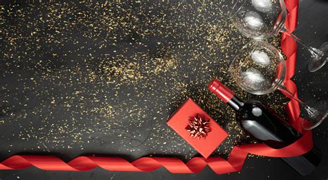 발렌타인 데이 장식 선물 상자 사랑 와인 잔 복사 공간이 있는 격리된 검은색 배경에 와인 병의 상위 뷰 사진 공휴일에 대한 스톡