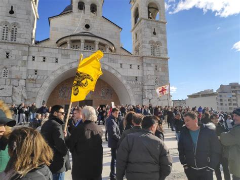 Незадовољни грађани се окупљају испред подгоричког саборног храма • Радио ~ Светигора