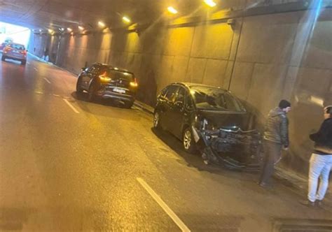 Кола се разби в тунела на бул Сливница в София Снимки