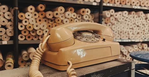 Firenze 고전적인 디자인 골동품 공예 다이얼 전화기 디자인 러스틱 레트로 문화 유산 미술용품 배경 롤 베이지 색 베이지색 전화 빈티지 빈티지