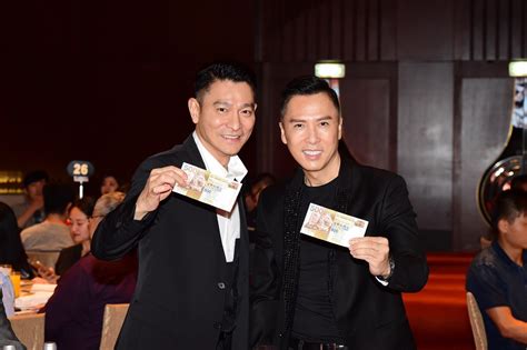 刘德华抹油头献大笑表情包 甄子丹造型摩登拄拐 国际在线移动版 动态图库网