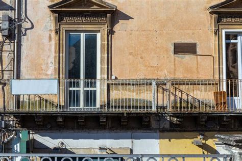 Ventanas En Las Fachadas Imagen De Archivo Imagen De Fachada 249741111