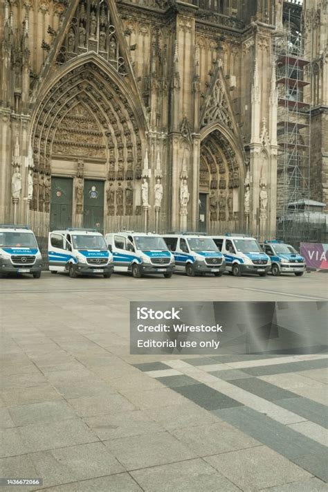 독일 쾰른 대성당 앞 메르세데스벤츠 스프린터 경찰차 행 0명에 대한 스톡 사진 및 기타 이미지 0명 Mercedes Benz Sprinter 거리 Istock