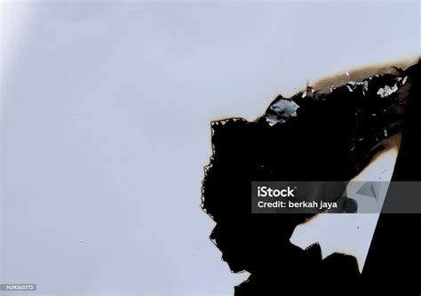 텍스처 오버레이를위한 구운 종이 프레임 탄 얼룩 배경이있는 손상된 백서 디자인 요소에 대해 빈 찢어진 용지 가장자리 가장자리에