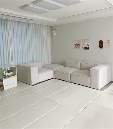 혜니•아기방꾸미기•육아일상 육퇴다 베이비룸 치운지 하루도 안되서 쭈미 얼굴 멍투성 다시갇힌쭌 베이비룸필수 거실인테리어 Instagram