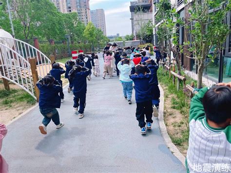 市直爱幼 临“震”不乱 安全“童”行—开展防震演练学校时讯dfedu