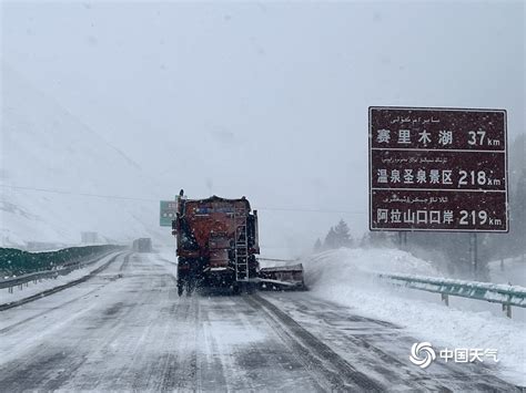 新疆伊犁霍城县果子沟山区遭遇暴雪 道路交通受阻 图片频道