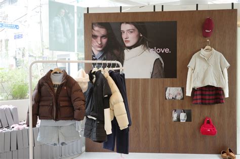 클로브 24f W 컬렉션 프레젠테이션 진행