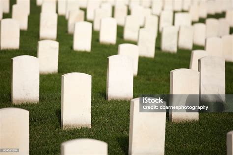묘지 묘비를 둘러보세요 마크 방전됨 베테랑 무덤 0명에 대한 스톡 사진 및 기타 이미지 0명 7월 4일 고독 개념 Istock