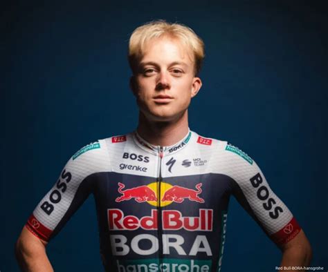 🎥 Bizar Auto Rijdt Parcours Ster Van Bessèges Op En Veroorzaakt Crash