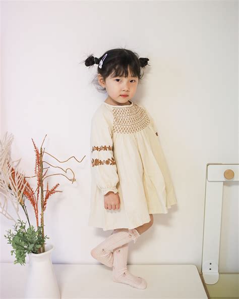 강선후 [윤슬 ♥ 지우] 곧 어린이집 졸업하고 유치원 입학준비하는 만4짤 😊 제법 형님반 티가 난다 싶었는데 멀리서 보면 아직도 쪼꼬미 ㅋㅋ 다들 새학기 준비 어떻게