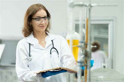 실험실에서 일하거나 분석을하는 여성 의사 실험실 사무실에서 과학 장비로 생명 공학 연구를 수행하는 여성 과학자 25 29세에 대한 스톡 사진 및 기타 이미지 Istock