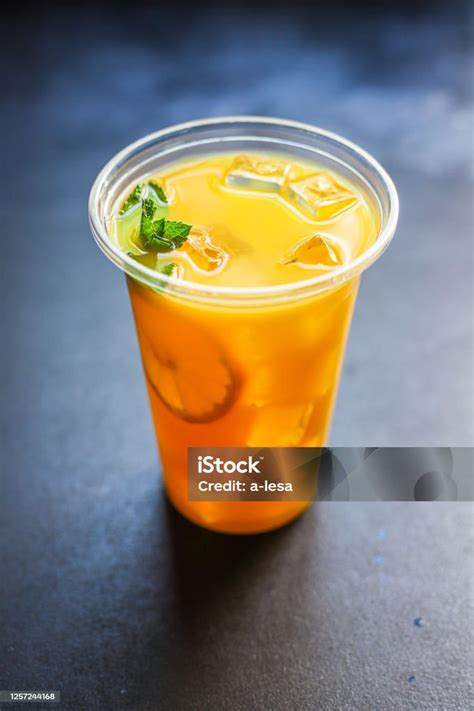 오렌지 주스 음료 또는 레모네이드 감귤류 만다린 민트 투명 음료 컵 테이크 아웃 음료 메뉴 컨셉 제공 크기 식품 배경 최고 보기 복사 공간 유기농 건강 식 0명에 대한 스톡