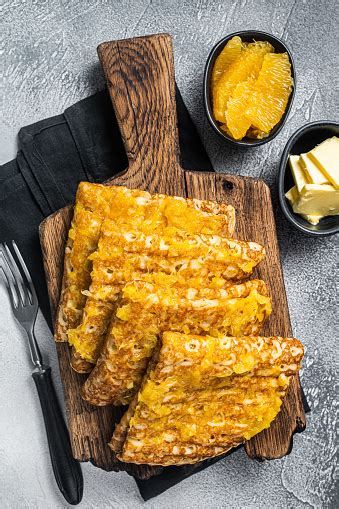 오렌지 소스를 곁들인 얇은 팬케이크 프렌치 크레이프 수제트 흰색 배경입니다 위쪽 보기 갈색에 대한 스톡 사진 및 기타 이미지 갈색 감귤류 과일 건강한 식생활 Istock