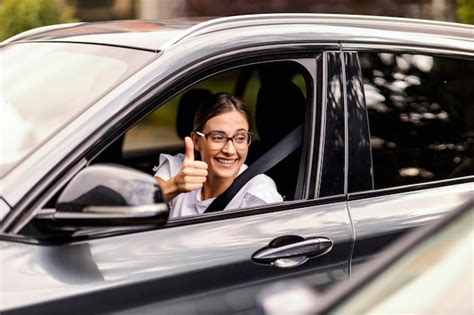 Ein Glückliches Nerdiges Mädchen Fährt Ein Auto Und Zeigt Anderen