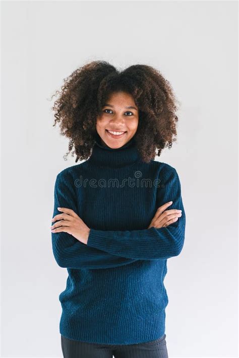 Retrato De Est Dio De Uma Feliz E Bem Sucedida Mulher Negra E Confiante Linda Jovem Africana