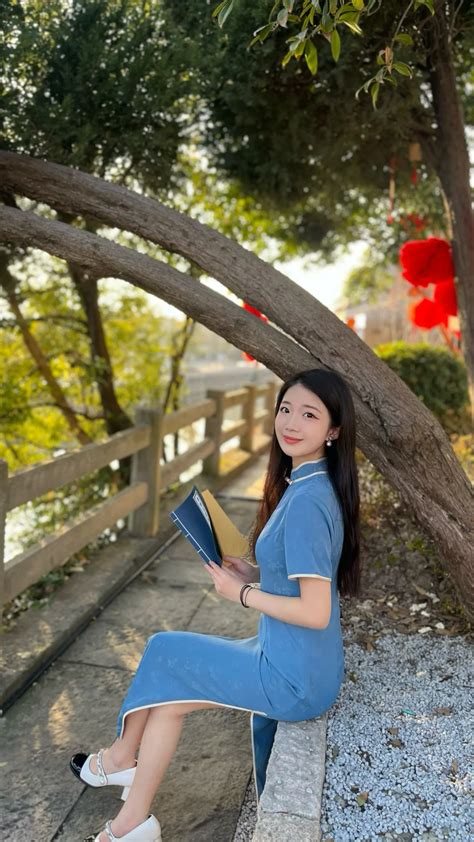 妈妈说我穿这件旗袍好像民国的女老师