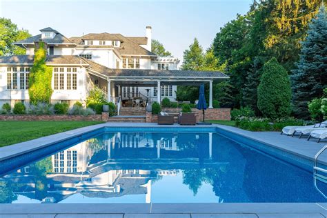 Distinctive Design And Distinctive Design And Management Llc