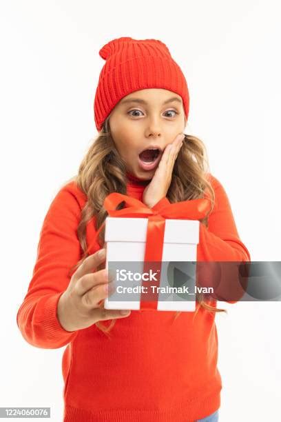 빨간 모자와 후드에 행복한 백인 소녀는 흰색 배경에 고립 된 신용 카드를 보유하고 경외감에 대한 스톡 사진 및 기타 이미지 경외감 귀여운 놀라움 Istock