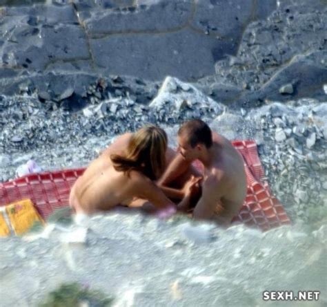 Секс молодых нудистов на пляже Pic