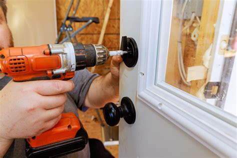 도구를 손에 들고 사람은 낮 동안 가정 작업장 환경에서 새 문 손잡이와 잠금 장치를 설치합니다 45 49세에 대한 스톡 사진 및 기타 이미지 Istock