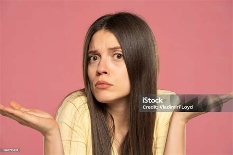 팔을 쭉 뻗고 어깨를 으쓱하며 어리둥절한 젊은 성인 여성이 말했다 누가 신경을 쓰는지 그래서 뭐 모르겠어 감정에 대한 스톡 사진 및 기타 이미지 Istock