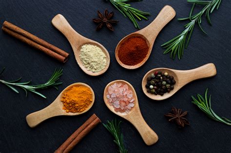 어두운 테이블에 나무 숟가락에 다채로운 다양한 향신료 허브 신선한 로즈마리와 핑크 히말라야 소금세트 위쪽 보기 커민에 대한 스톡 사진 및 기타 이미지 Istock