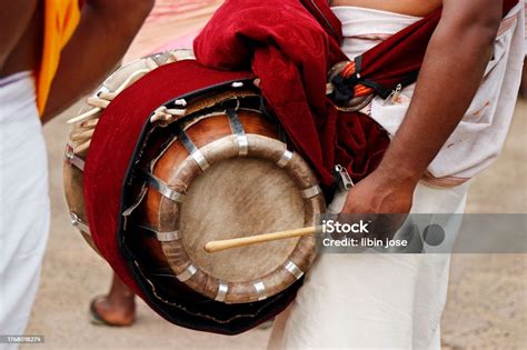 인도 남자는 케 랄라 인도에서 전통적인 타악기 Chenda 또는 Idakka를 연주합니다 2명에 대한 스톡 사진 및 기타 이미지 Istock