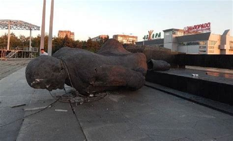 Окупанти хочуть відновити боввани Лєніна у Маріуполі Новини Останній Бастіон