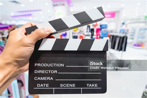 스튜디오에서 비디오 시네마를 만들기위한 클래퍼 보드를 들고 남자 손 영화 제작 클래퍼 보드 또는 슬레이트 필름 컨셉 감독에 대한 스톡 사진 및 기타 이미지 Istock