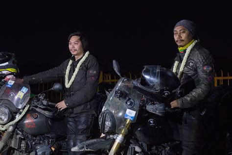 Dvb ဆိုင်ကယ်ဖြင့် ၆ လကြာ ကမ္ဘာပတ်ခဲ့သည့် မြန်မာ ၂ ဦး အမိနိုင်ငံ ပြန်ရောက် ဓာတ်ပုံ