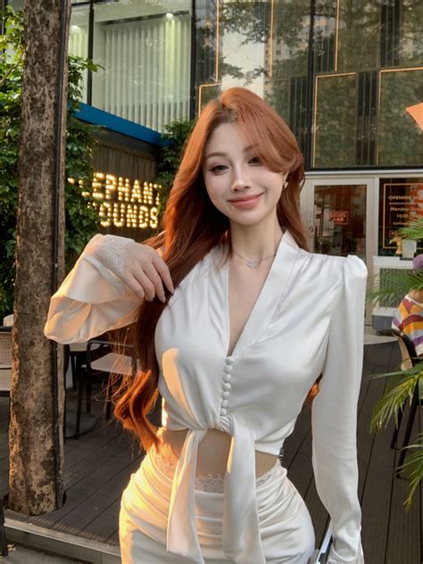 엠지몰 코디세트새틴 브이넥 콩단추 묶음 크롭 블라우스하이웨스트 셔링 롱스커트 투피스 세트 Ot327390e