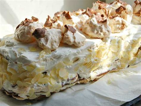 Торт безе с шоколадом и взбитыми сливками, рецепт с фото.