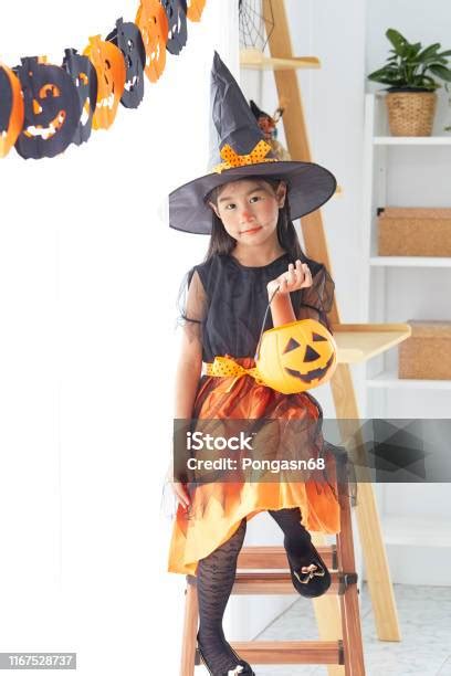 즐거운 할로윈 보내세요 마녀 의상을 입은 작은 아름다운 소녀가 호박과 함께 내부에 있는 집을 축하합니다 10월에 대한 스톡 사진 및 기타 이미지 Istock