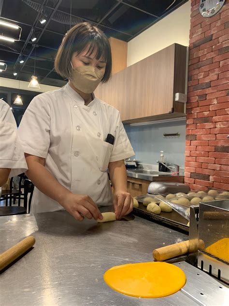 藝廚軒廚藝教室 💥💥💥💥💥💥 💥徵的在等你 💥 💥💥💥💥💥💥 開班缺名額，報名立即開班 🍔麵包班🥨