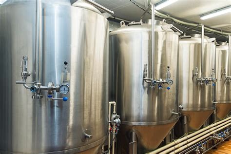 Líneas de tanques de metal en una cervecería moderna piso de producción con instalaciones de