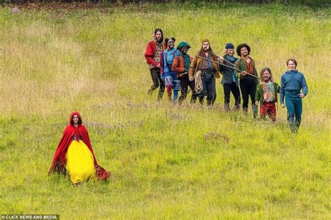 На новых кадрах со съемок фильма «Белоснежка засветились Белоснежка и ее друзья не гномы