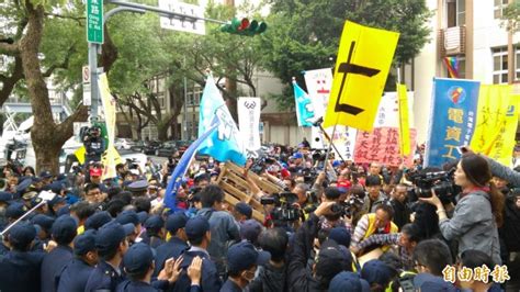 勞團立院抗議砍假 架舞台與警爆衝突 政治 自由時報電子報