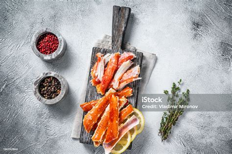 허브가 있는 나무 판에 구운 킹 크랩 다리 고기 흰색 배경입니다 위쪽 보기 가락뼈에 대한 스톡 사진 및 기타 이미지 가락뼈 갈고리 발톱 갑각류 Istock