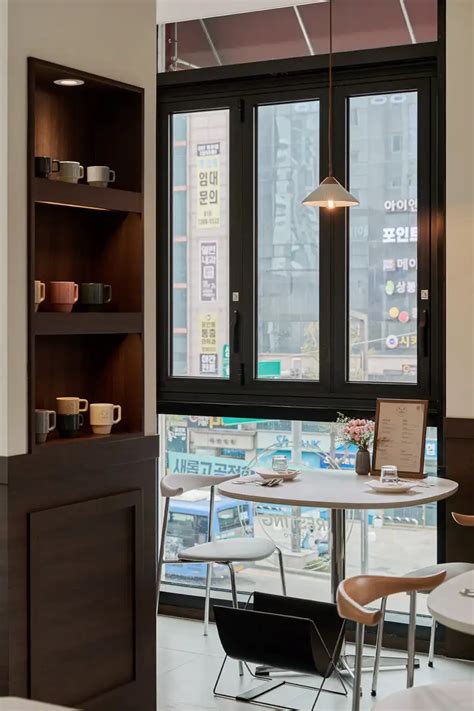 짙은 도토리 우드 컬러로 차분한 내부 모던 19평 레스토랑 인테리어 중랑구 상봉동