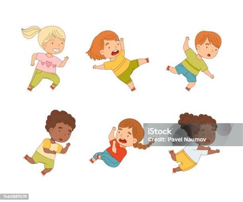 귀여운 행복한 어린 소년과 소녀들이 달리고 점프하고 넘어지는 세트 만화 벡터 일러스트 레이 션 떨어짐에 대한 스톡 벡터 아트 및 기타 이미지 Istock