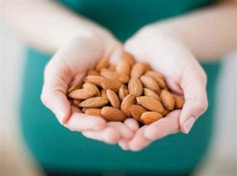 Side Effects Of Almonds आव देखा न ताव फाकने लगे बादाम संभलकर हो सकता