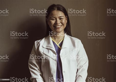 행복한 의사 나 간호사는 회색 배경에 고립 된 카메라를보고 광범위하게 미소 희망 개념 착색 된 이미지 간호사에 대한 스톡 사진