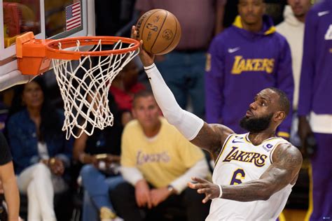 纪录预警！詹姆斯距离成为nba首位季后赛8000分球员仅差17分 直播吧